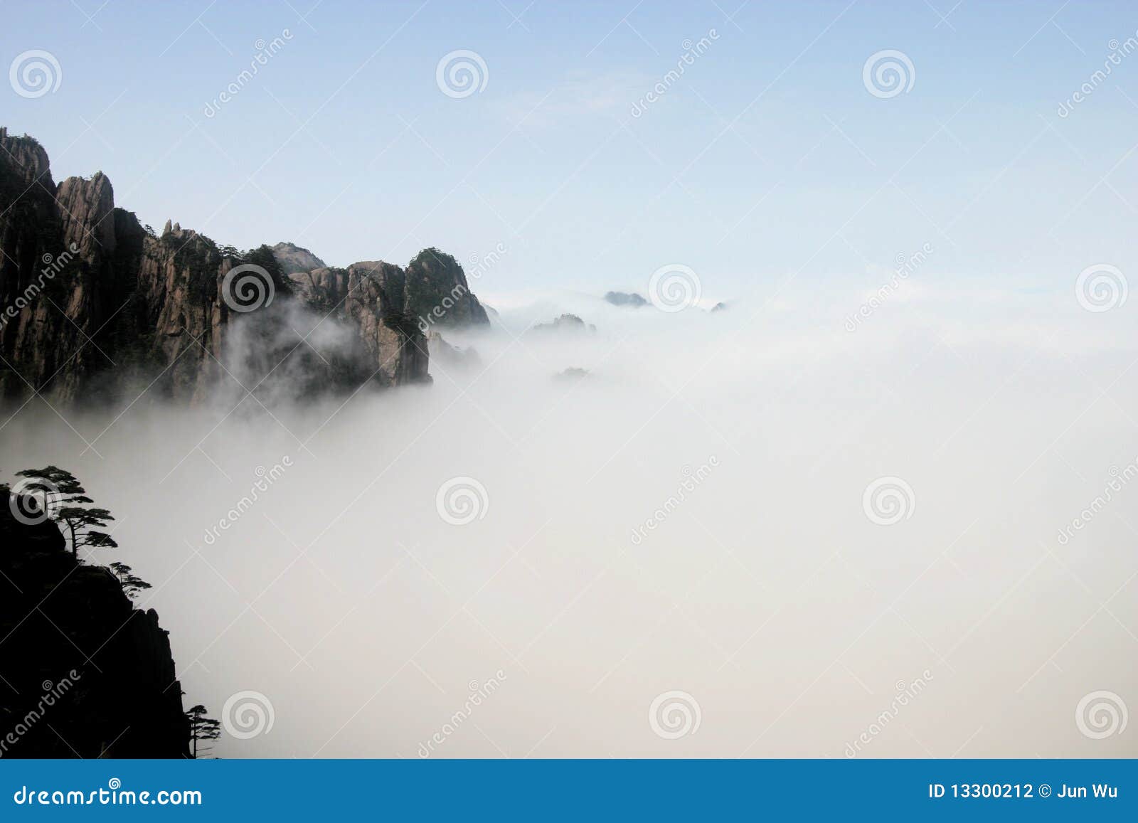 Montagne jaune, Chine photo stock. Image du bleu, tourisme - 13300212