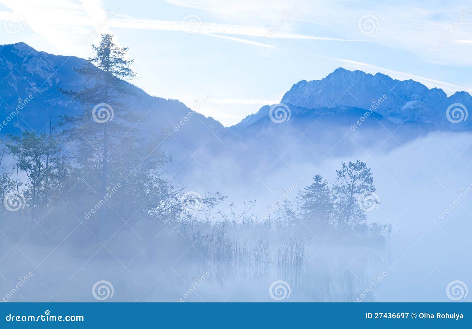 Montagne in Nebbia Di Primo Mattino Immagine Stock - Immagine di ...