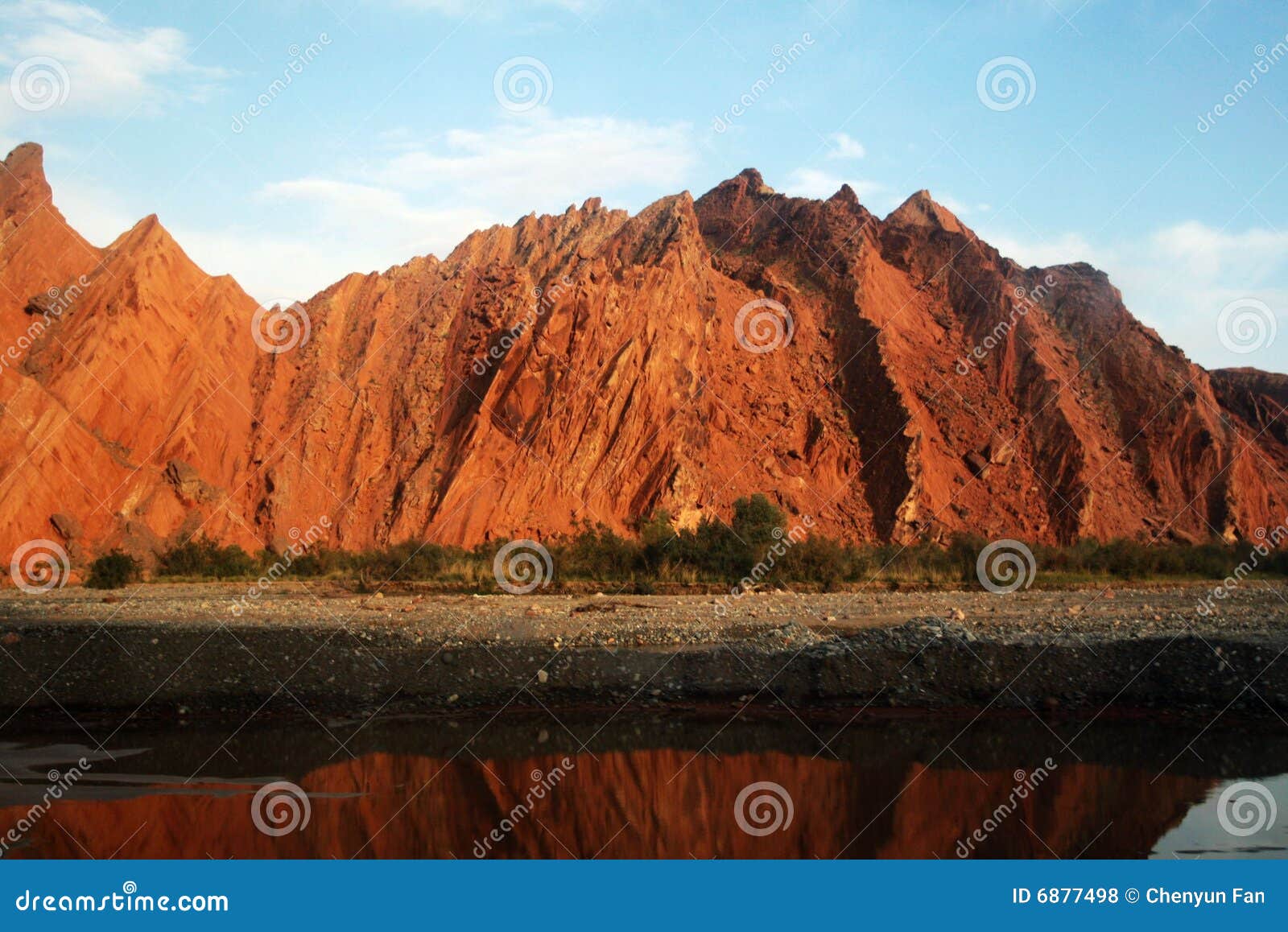Montagne rouge de roche photo stock. Image du mojave, écorce - 6877498