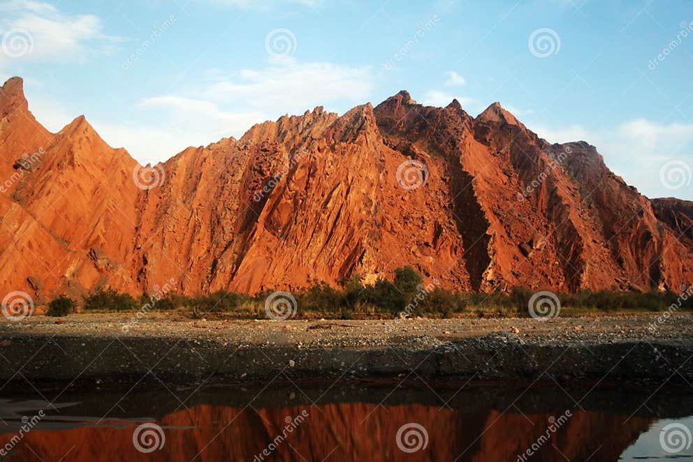 Montagne rouge de roche photo stock. Image du matin, écorce - 6877498