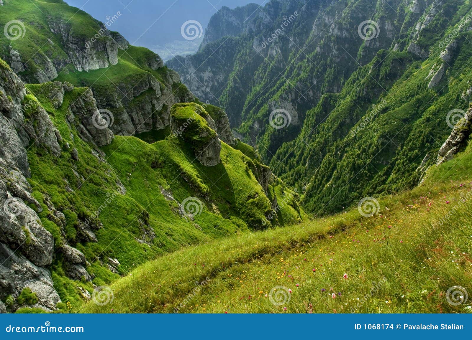 Montagne rumene fotografia stock. Immagine di neve, ripido - 1068174