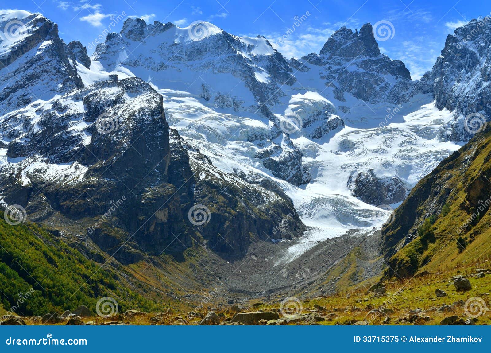Montagnes de Caucase image stock. Image du forêt, pré - 33715375