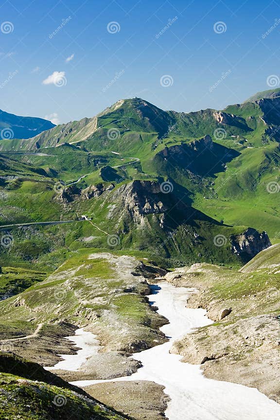 Montan@as imagen de archivo. Imagen de turismo, resorte - 5974161