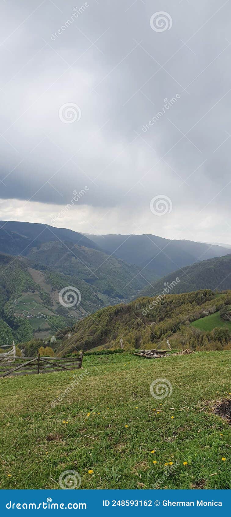 Montanhas Apuseni Veem Da Aldeia Marisel Foto de Stock - Imagem de ...