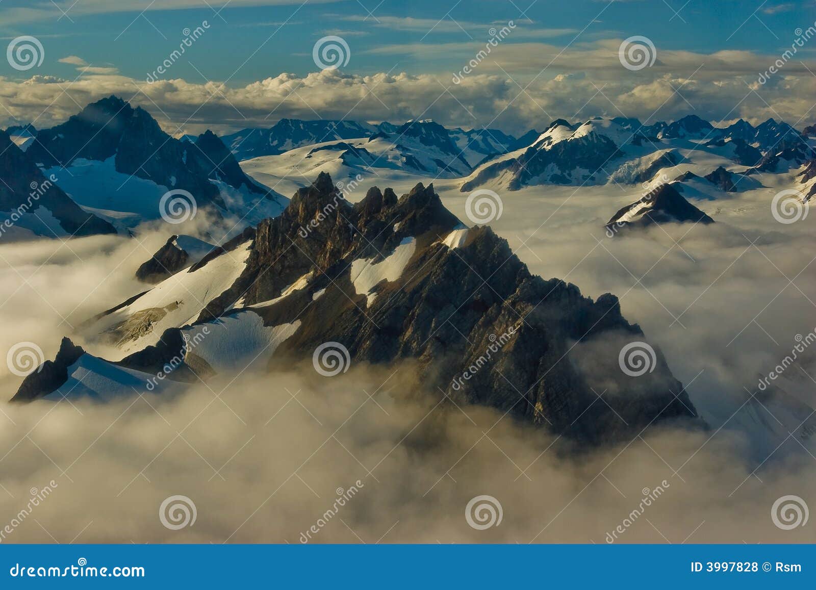 Montanhas do Alasca foto de stock. Imagem de nuvens, neve - 3997828