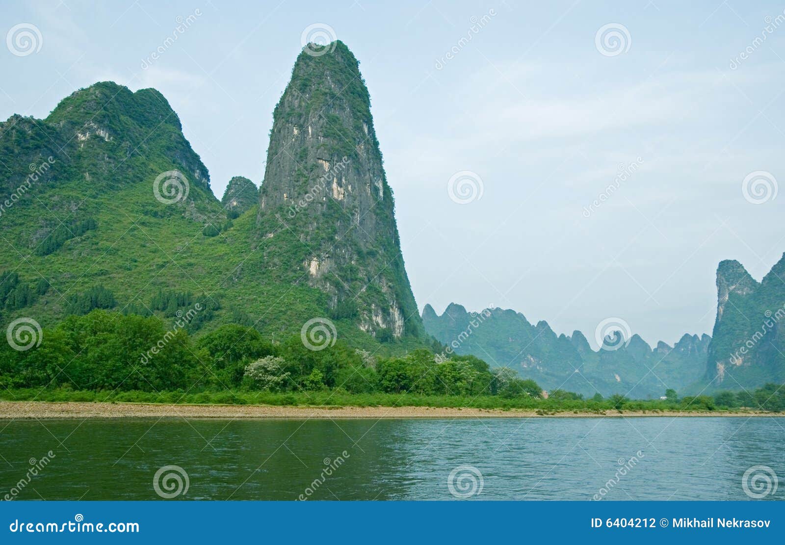 Montanhas no rio de Li foto de stock. Imagem de cenas - 6404212