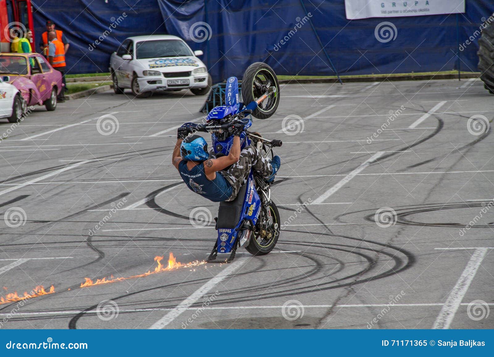 Montar a Caballo De La Moto En Una Rueda Imagen editorial - Imagen de ...