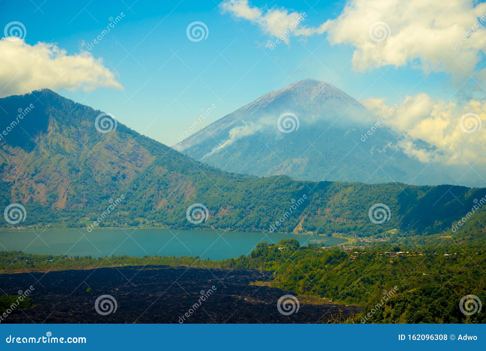 Monte Abang y Monte Agung foto de archivo. Imagen de azul - 162096308