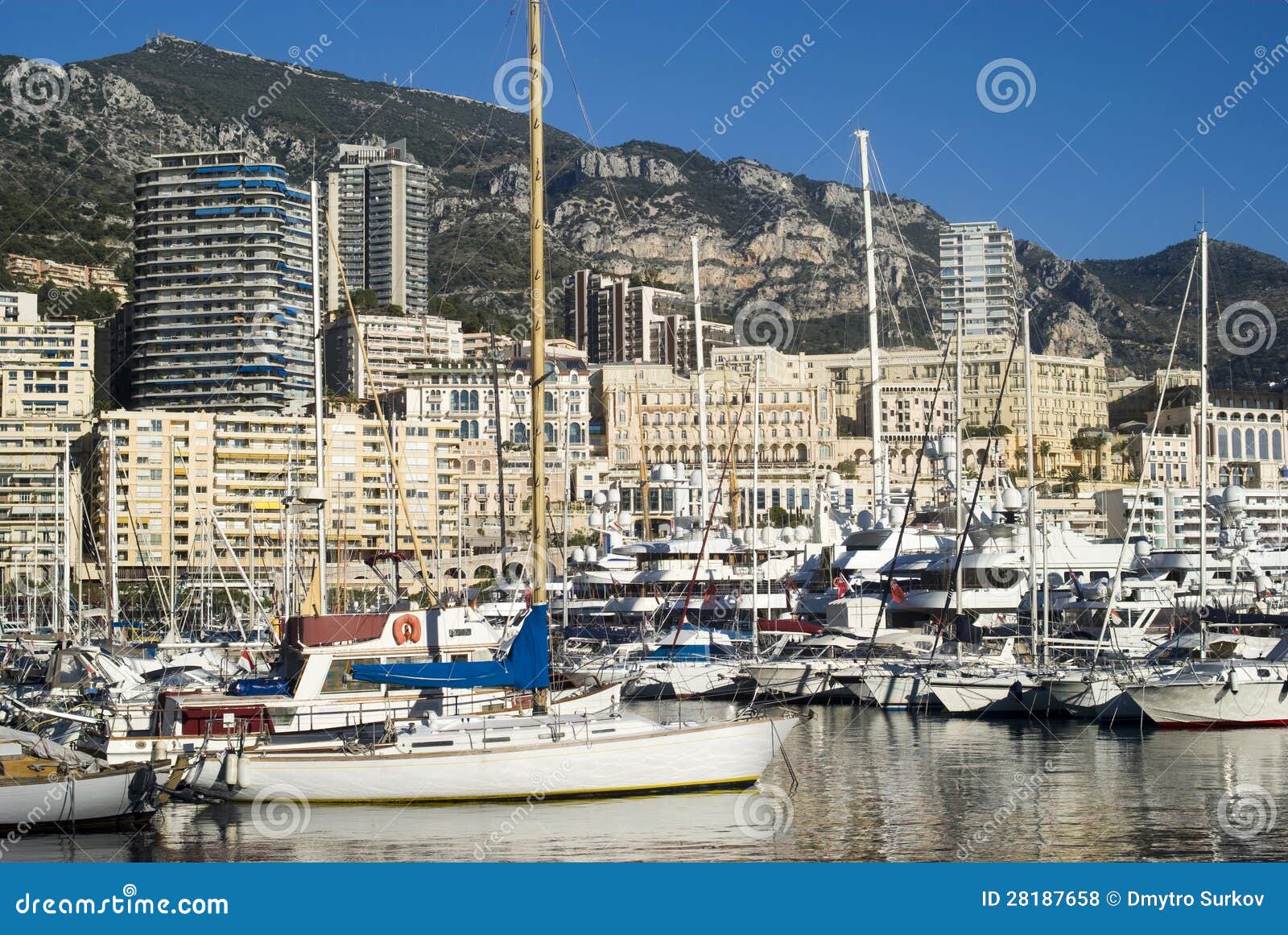 Monte Carlo Et Le Port Hercule Photo stock - Image du repère, côte ...