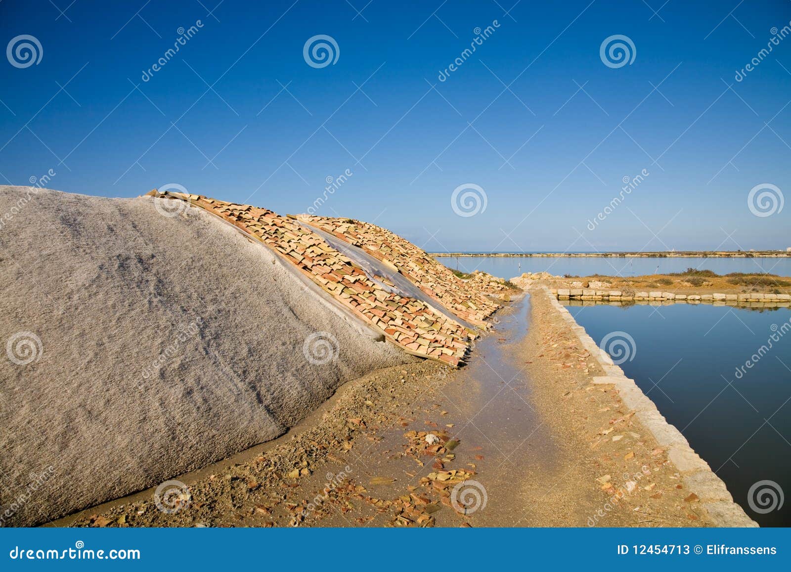 Monte de sal, Trapani imagem de stock. Imagem de salmoura - 12454713