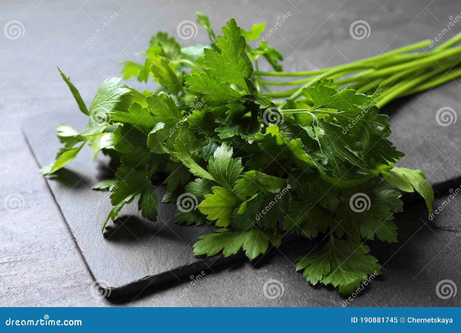 Monte De Salsa Verde Fresca Em Mesa Cinza Imagem de Stock - Imagem de ...