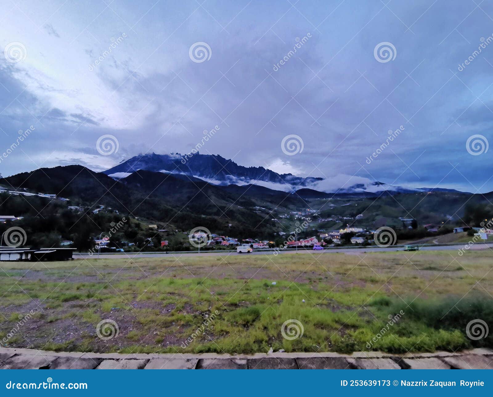 Monte kinabalu sabah imagem de stock. Imagem de montanha - 253639173