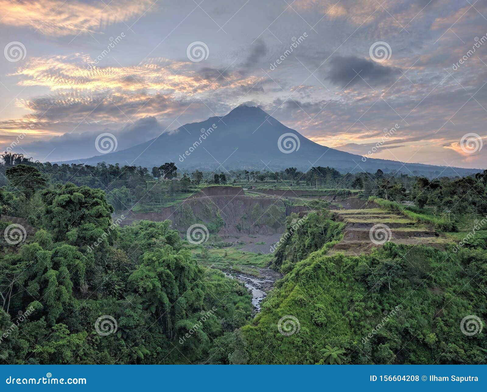Monte Merapi, Panorama Fluviale E Forestale Della Mattinata, Magelang ...