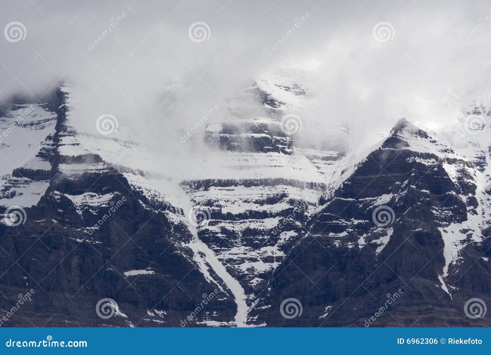 Monte Robson Com Neve E Pico Nas Nuvens Foto de Stock - Imagem de ...