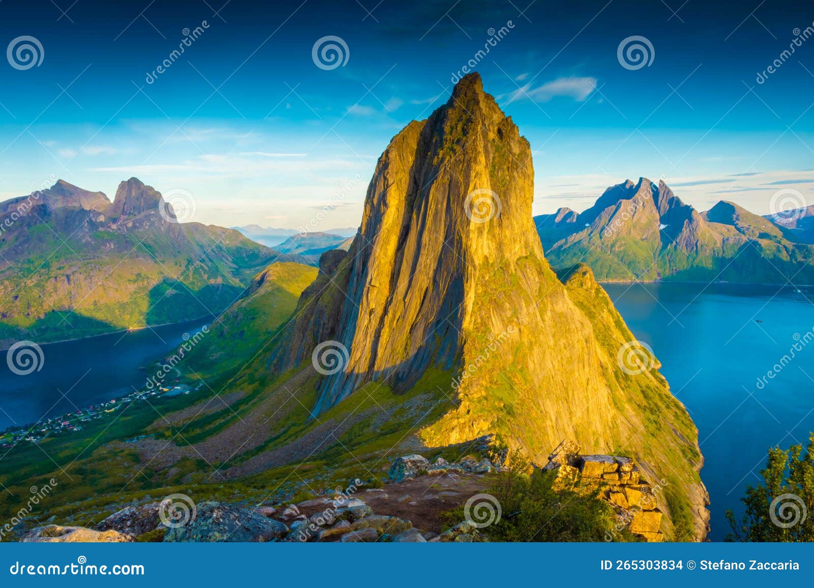 Monte Segla Al Atardecer Senja Norway Foto de archivo - Imagen de ...