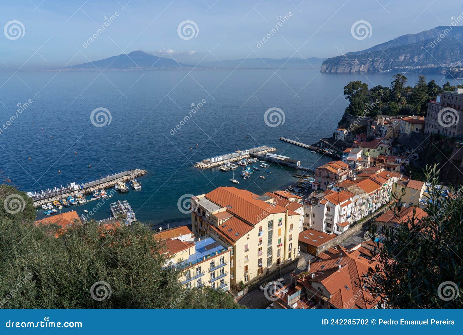 Monte Vesubio Y Puerto Marítimo De Sorrento Italia Foto de archivo ... Monte Vesubio Y Puerto Marítimo De Sorrento Italia Foto de archivo ...