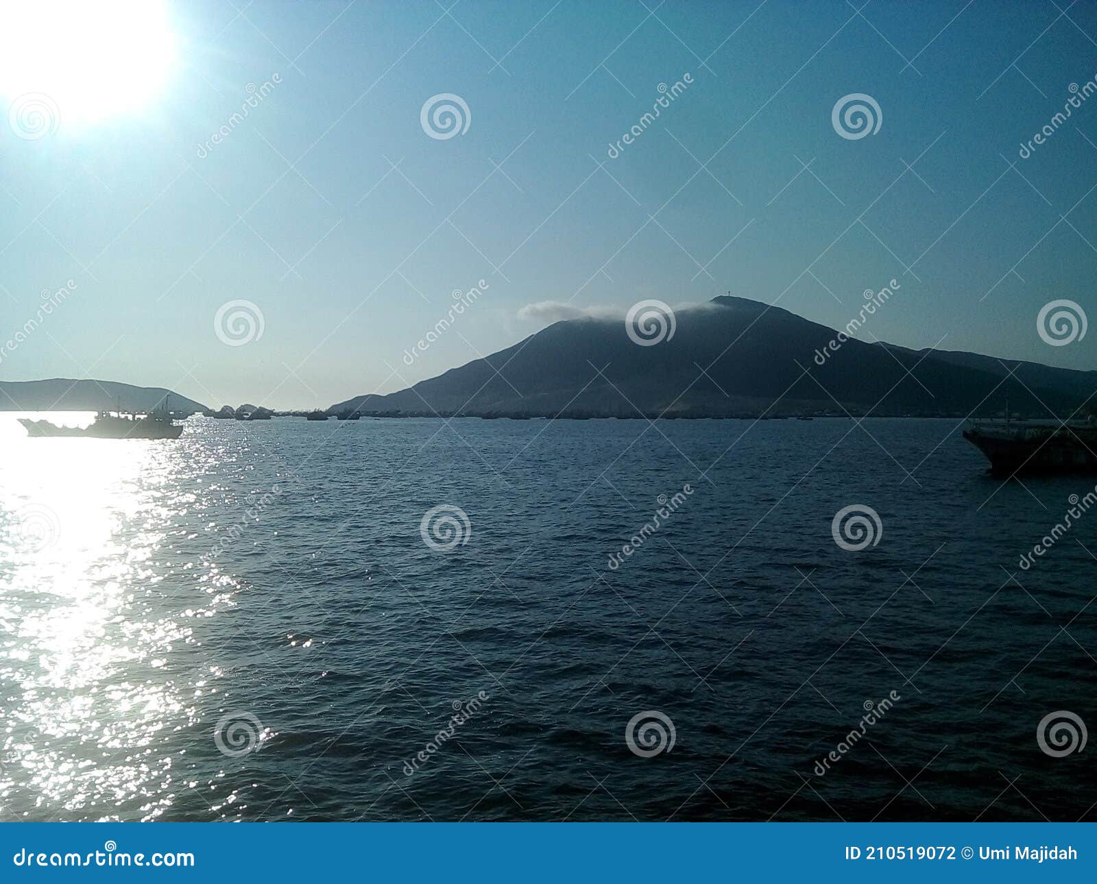 Monte y mar en unidos foto de archivo. Imagen de unido - 210519072