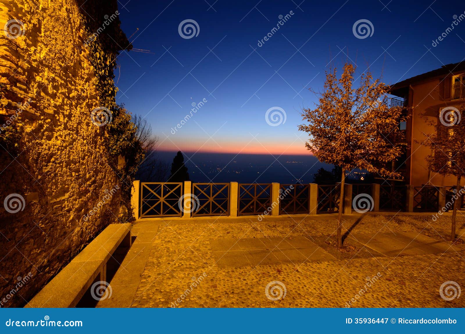 Montevecchia image stock. Image du culture, petit, crépuscule - 35936447