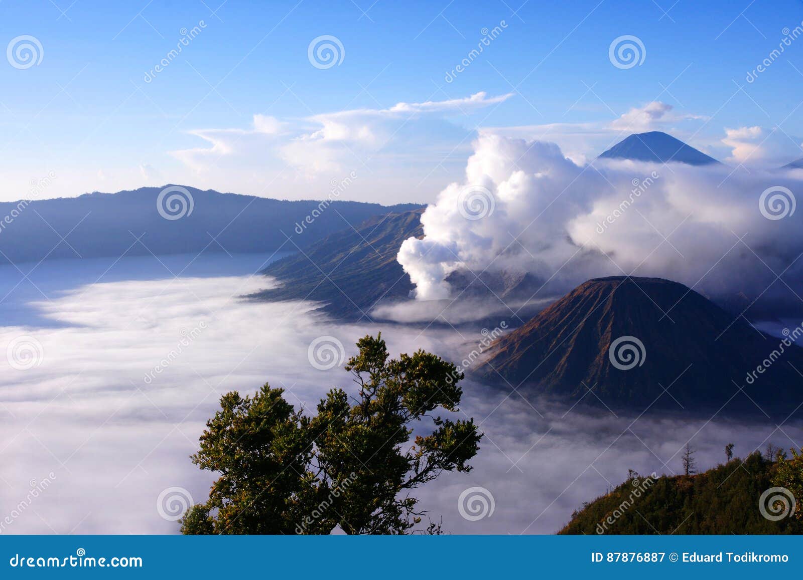 Monti Bromo, Un Vulcano Attivo in East Java, Indonesia Immagine Stock ...