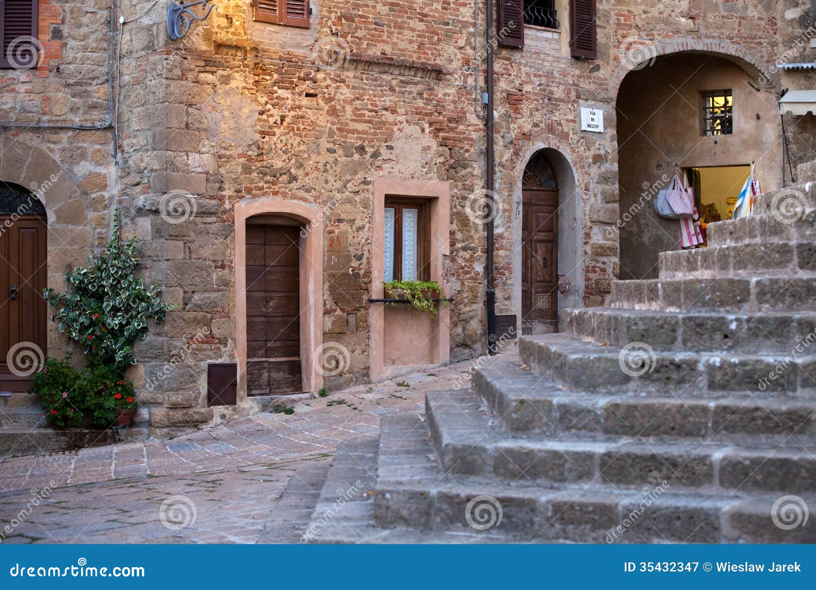 Monticchiello immagine stock. Immagine di bello, scale - 35432347