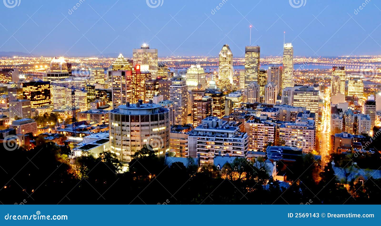 Montreal, Canadá por noche imagen de archivo. Imagen de tarde - 2569143
