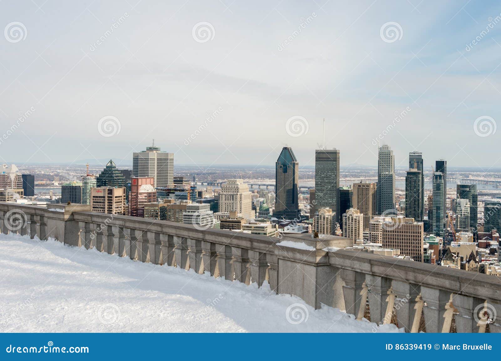 Montreal-Skyline im Winter redaktionelles stockbild. Bild von stadtbild ...