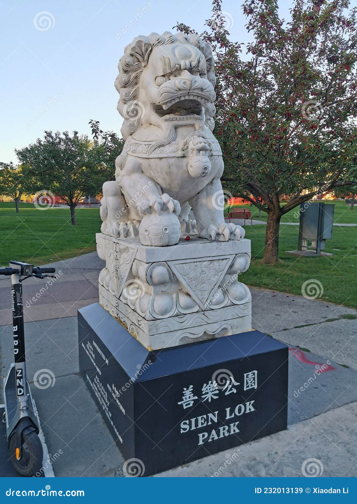 Monument at Chinatown Calgary Editorial Stock Image - Image of ...