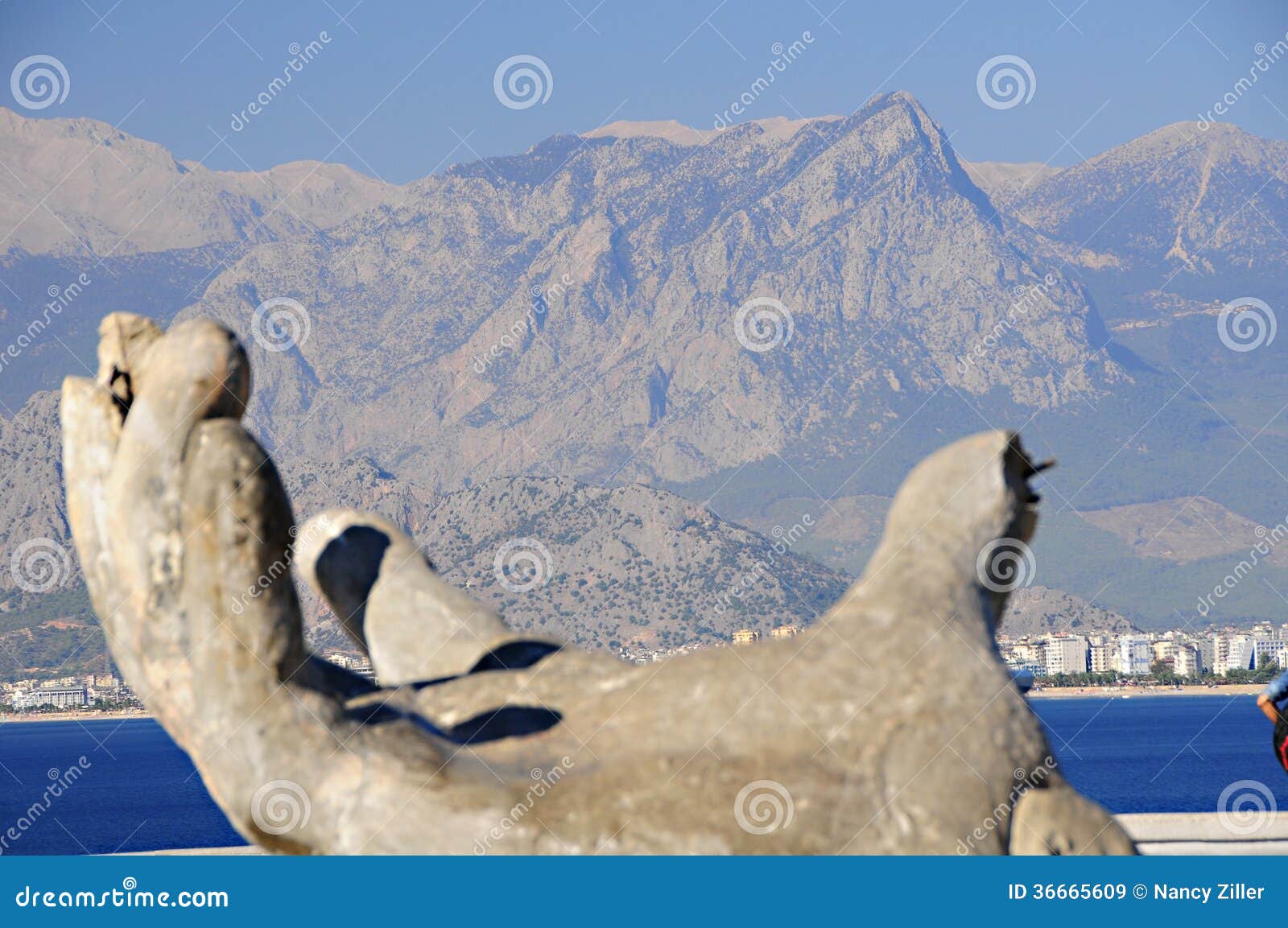 Monument en pierre de main image stock. Image du statue - 36665609