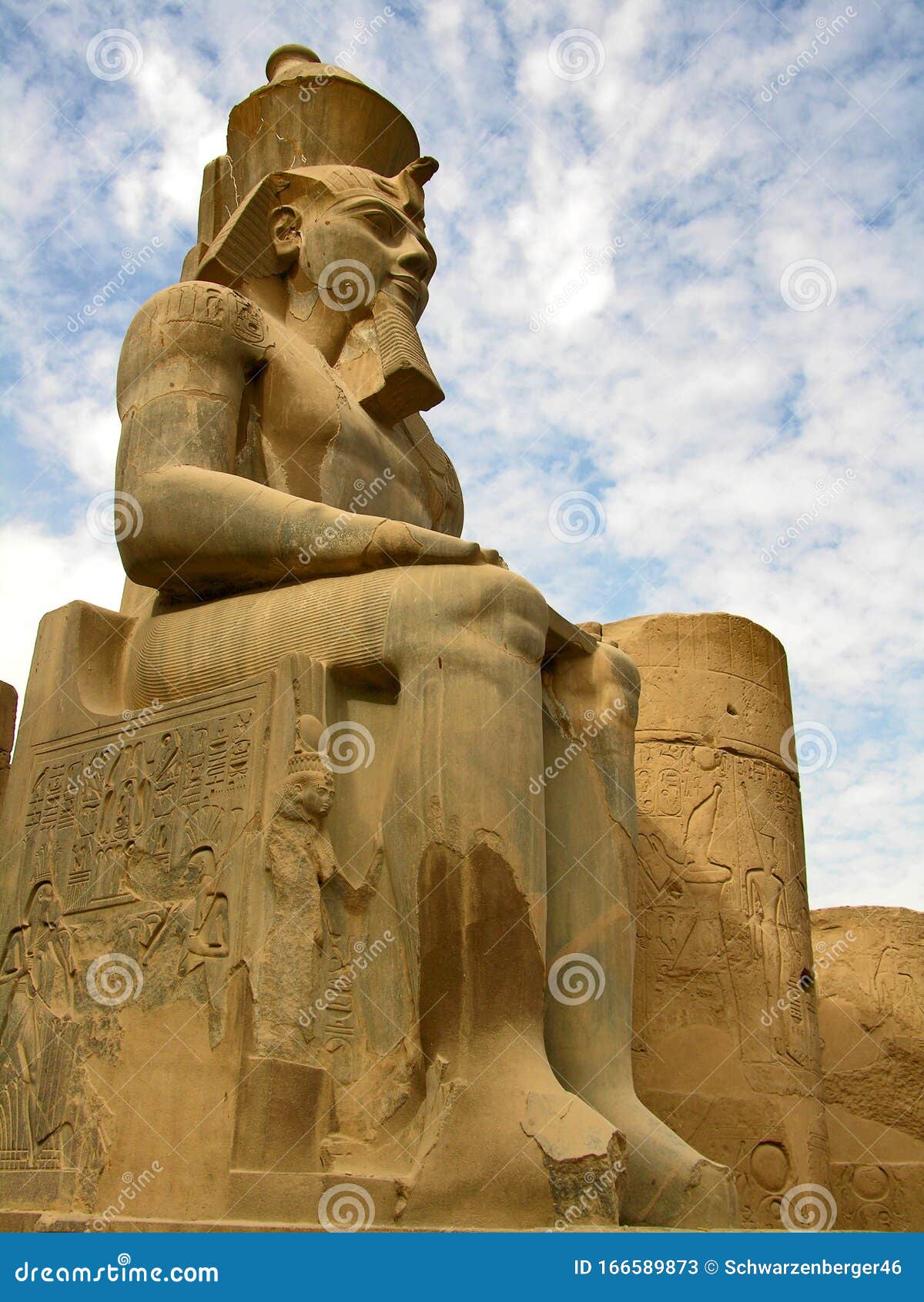 Monumentale Statue Des Großen ägyptischen Pharaos Ramses II. Stockbild ... Monumentale Statue Des Großen ägyptischen Pharaos Ramses II. Stockbild ...