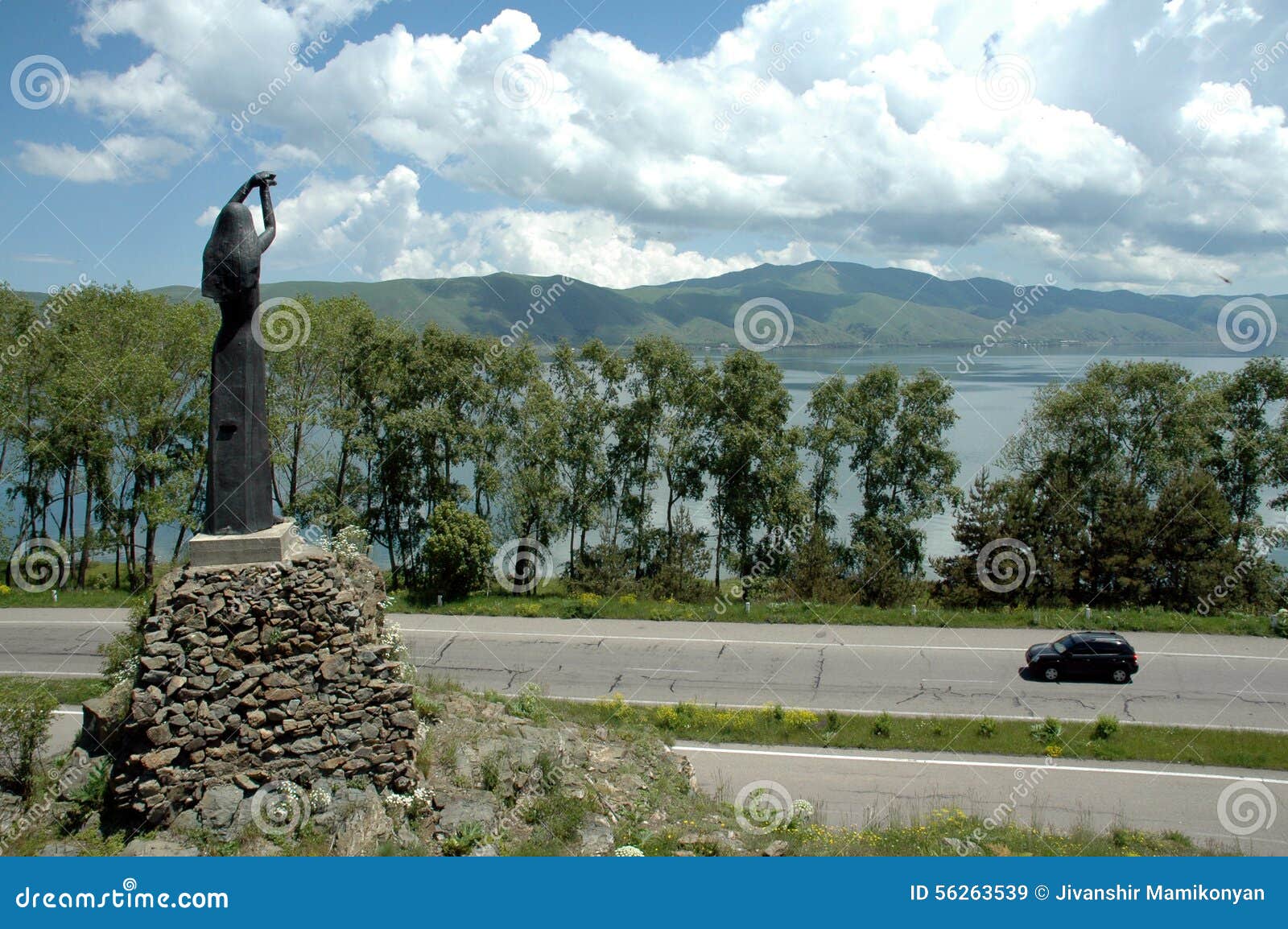 Monumento Akhtamar Cerca Del Lago Sevan, Armenia Imagen de archivo ...
