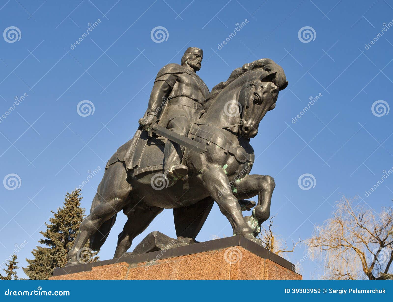 Monumento a Danylo De Halych, En Ternopil Imagen de archivo - Imagen de cultura, europeo: 39303959