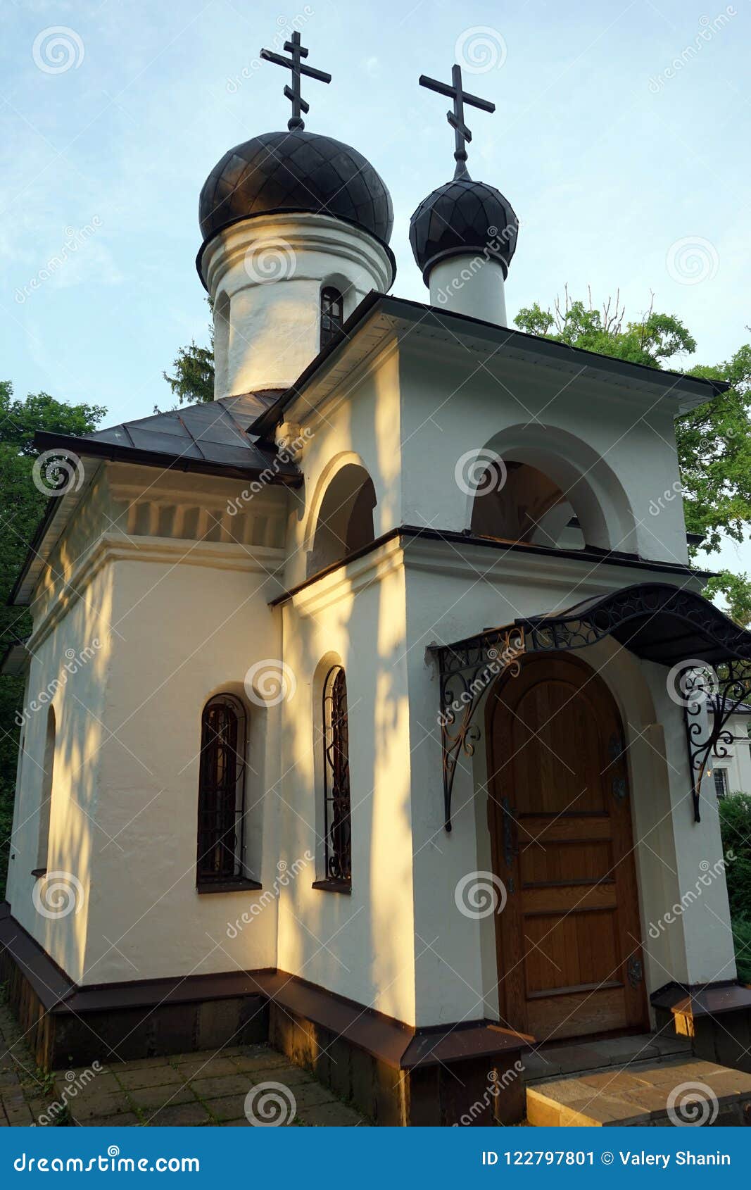 Monumento de Alexander Men foto editorial. Imagen de iglesia - 122797801