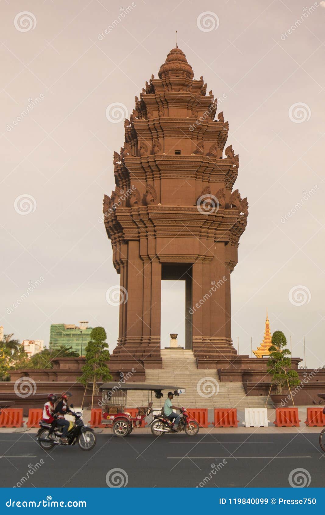 MONUMENTO DE LA INDEPENDENCIA DE CAMBOYA PHNOM PENH Imagen de archivo ...
