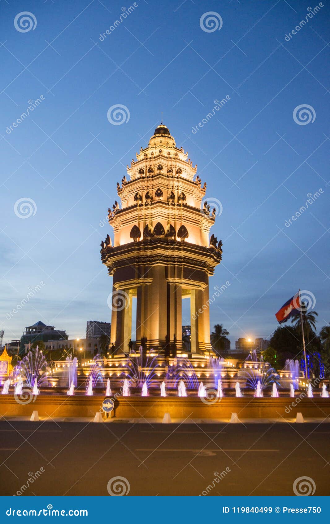 MONUMENTO DE LA INDEPENDENCIA DE CAMBOYA PHNOM PENH Imagen de archivo ...