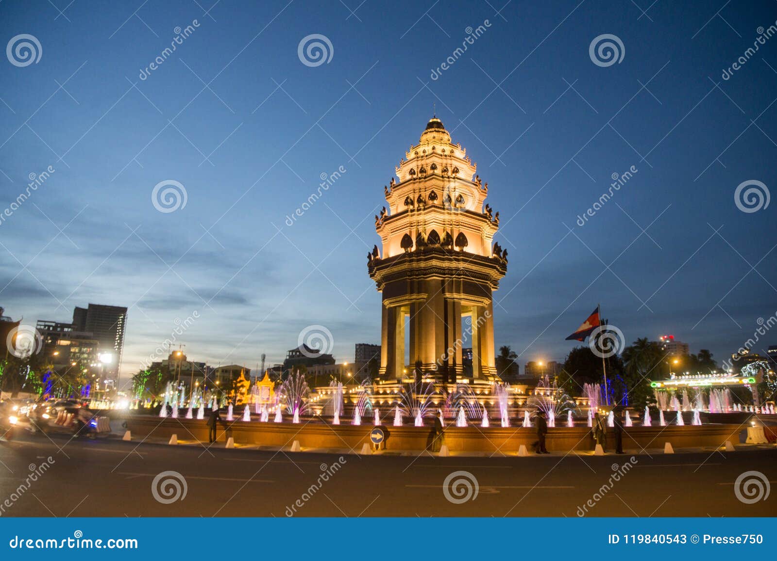 MONUMENTO DE LA INDEPENDENCIA DE CAMBOYA PHNOM PENH Foto de archivo ...