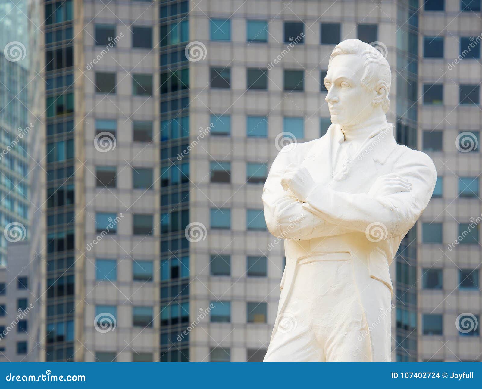 Monumento De Tomas Stamford Raffles, Singapur Imagen de archivo ...