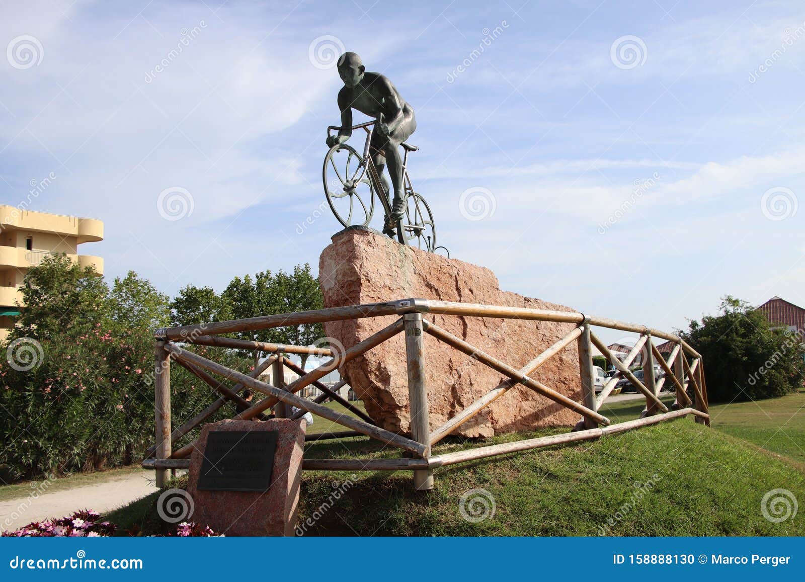 Monumento Dedicado Al Gran Ciclista Marco Pantani Imagen editorial ... Monumento Dedicado Al Gran Ciclista Marco Pantani Imagen editorial ...