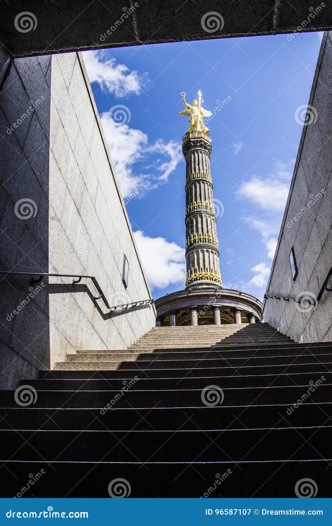 Monumento di Berlino immagine stock. Immagine di sfondo - 96587107