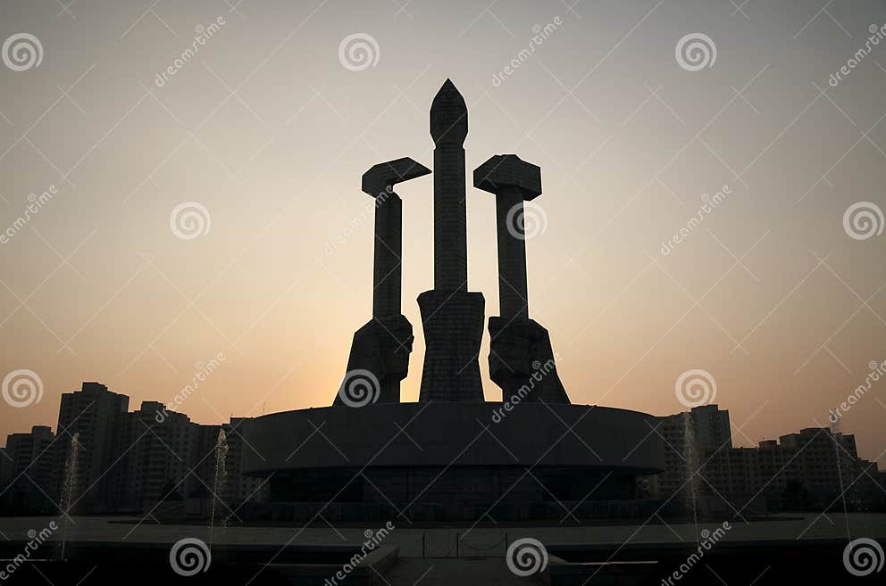 Monumento DPRK del partido foto de archivo. Imagen de camino - 13975472