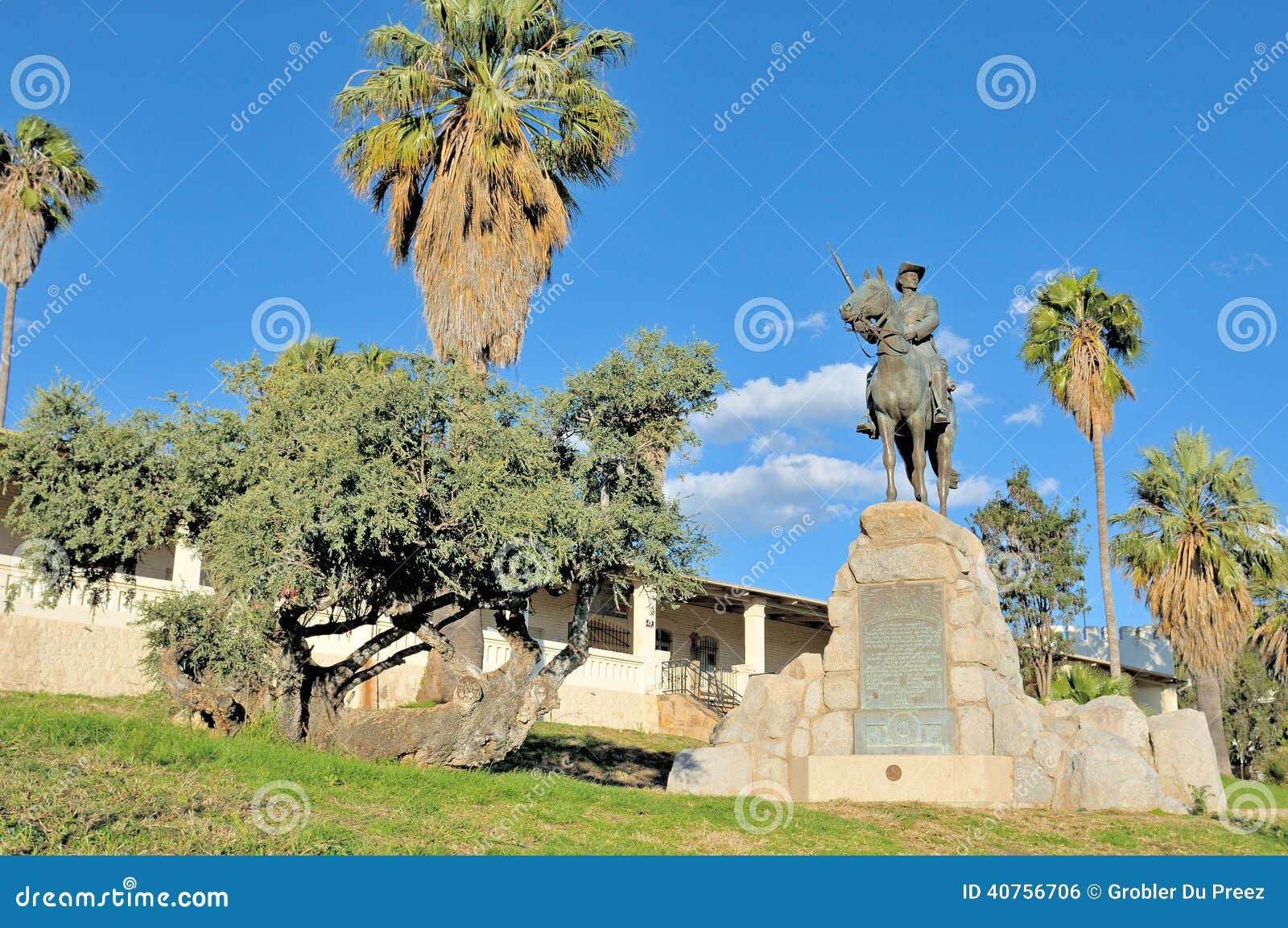 Monumento Equestre Do Cavaleiro E Alte Feste Em Windhoek Foto de Stock ...