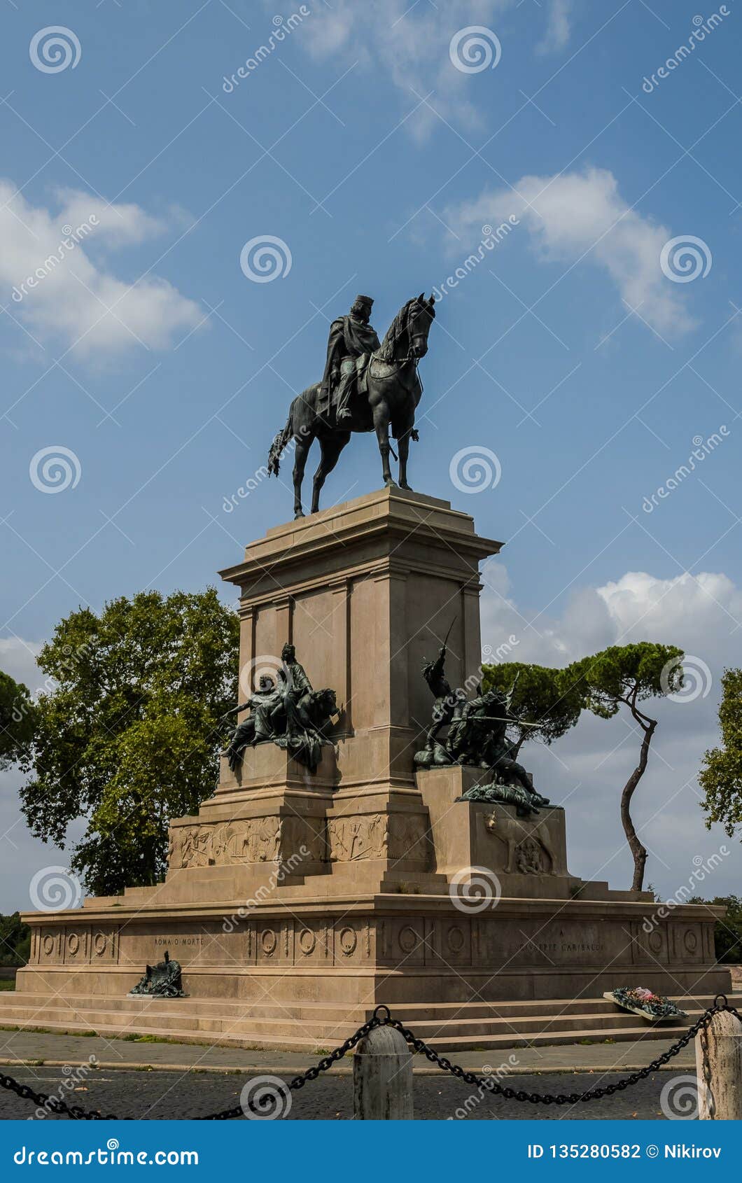 Monumento a Giuseppe Garibaldi En Roma En Terrazza Del Gianicolo Foto ...