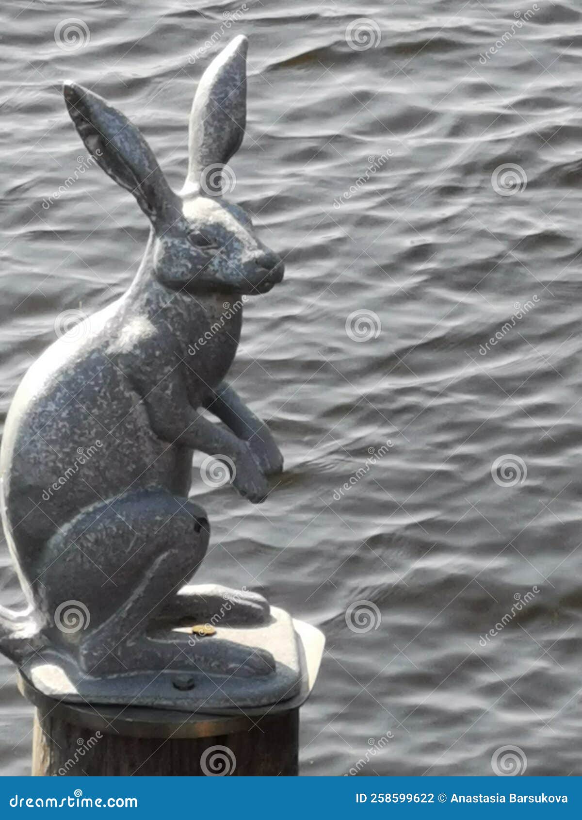 Monumento a la liebre foto de archivo. Imagen de estatua - 258599622