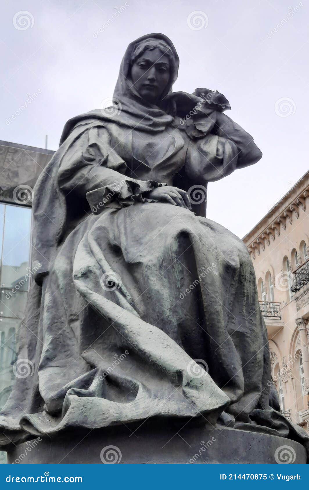 Monumento a La Poetisa Natavan En El Centro De La Ciudad Imagen ...