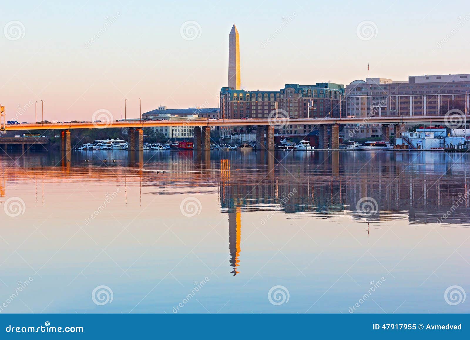 Monumento Nacional E a Ponte Sobre Washington Channel Imagem de Stock ...