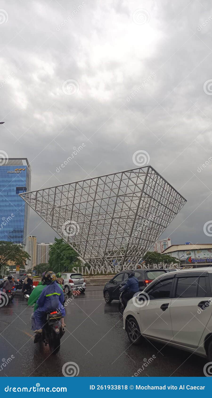 Monumento Triangular Invertido Na Cidade De Summarecon Bekasi West Java ...