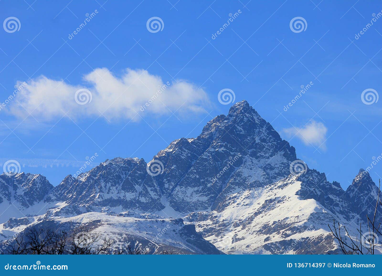 Monviso E Catena Montuosa in Italia Immagine Stock - Immagine di roccie ...