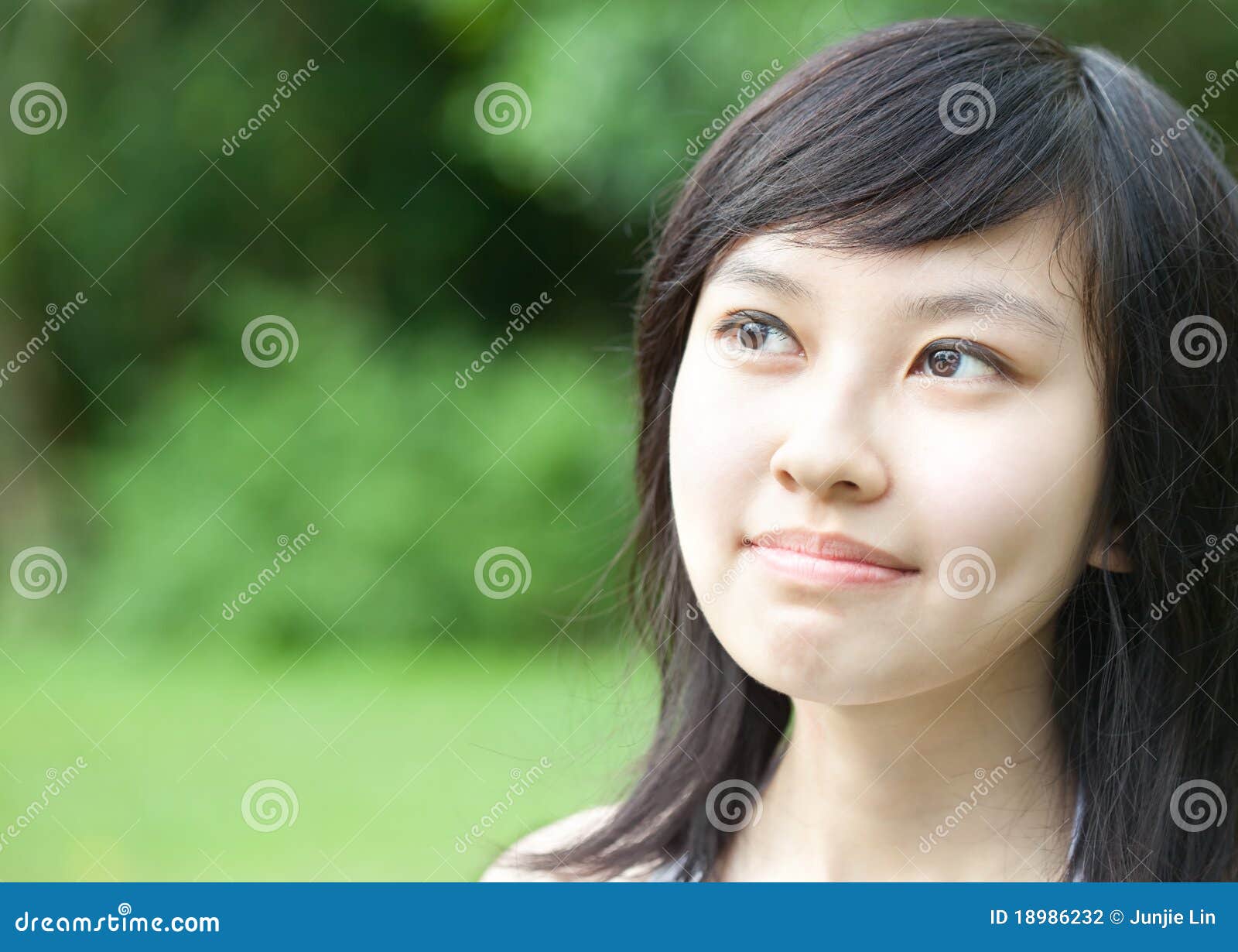 Mooi Aziatisch Meisje Dat in Openlucht Lacht Stock Foto - Image of ...