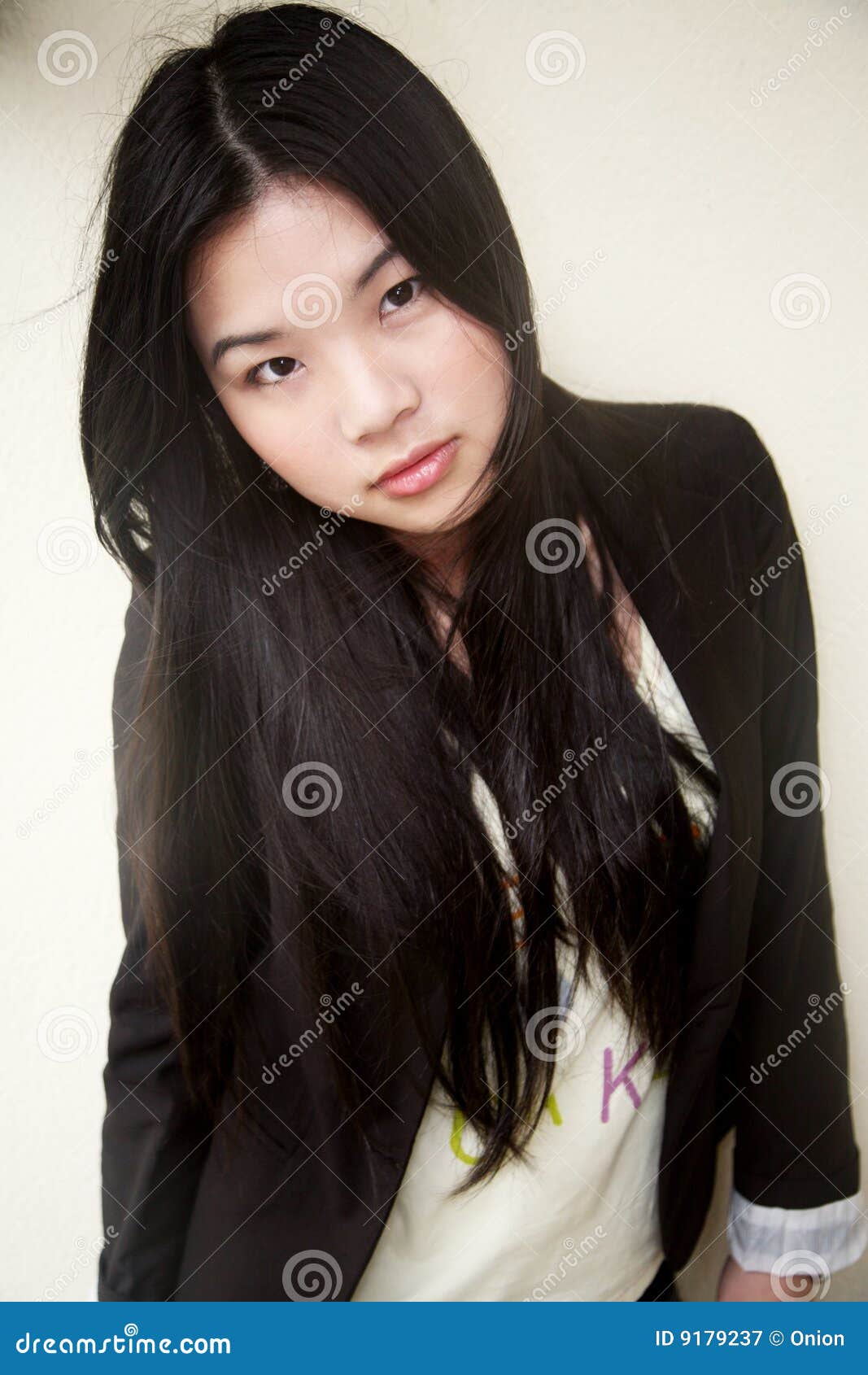 Mooi Aziatisch Meisje in Zwarte Stock Afbeelding - Image of leuk, mooi ...