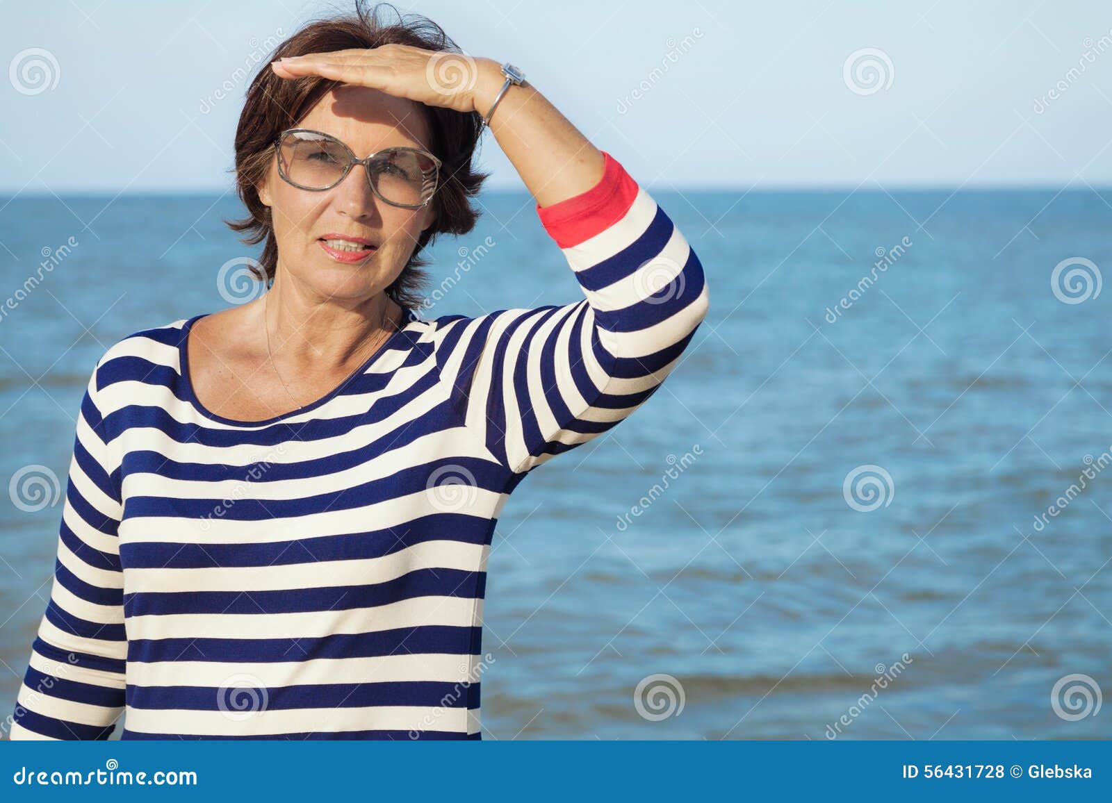 Mooi Bejaarde Op Vakantie Bij Kust Stock Foto - Image of stijlvol ...