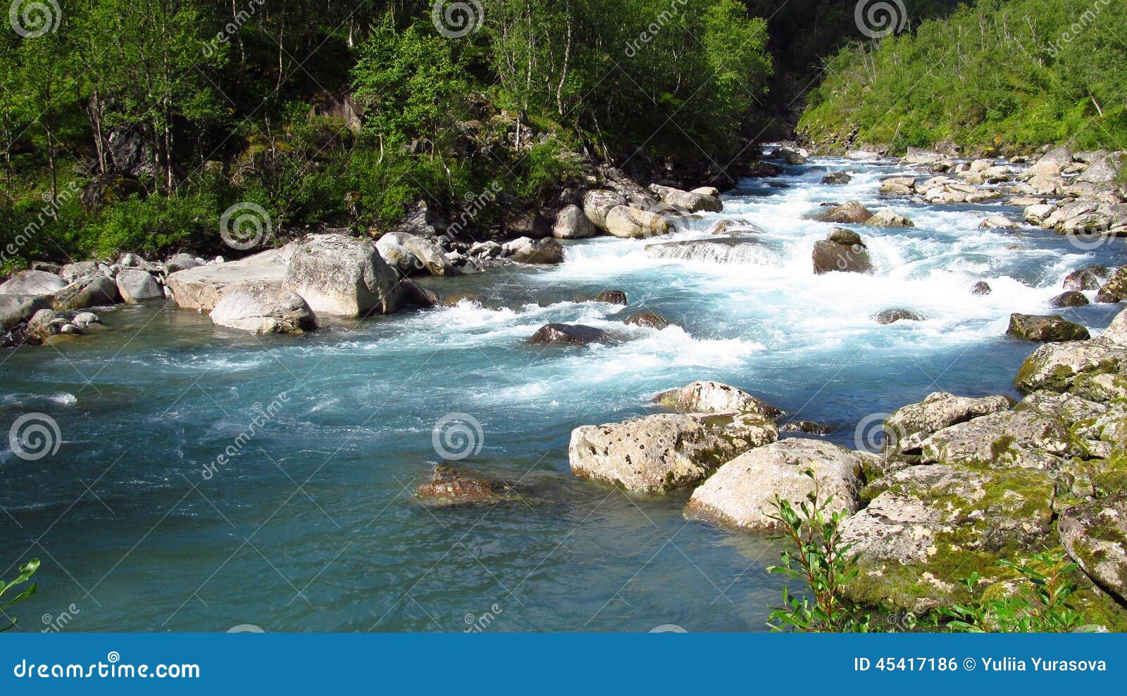 Mooi Blauw Water in De Rivier in Groene Valle Stock Foto - Image of ...